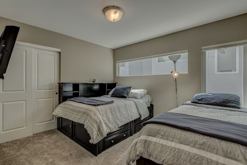 Spacious Townhouse With Rooftop Deck! Super Close To Downtown Denver! - Denver, CO