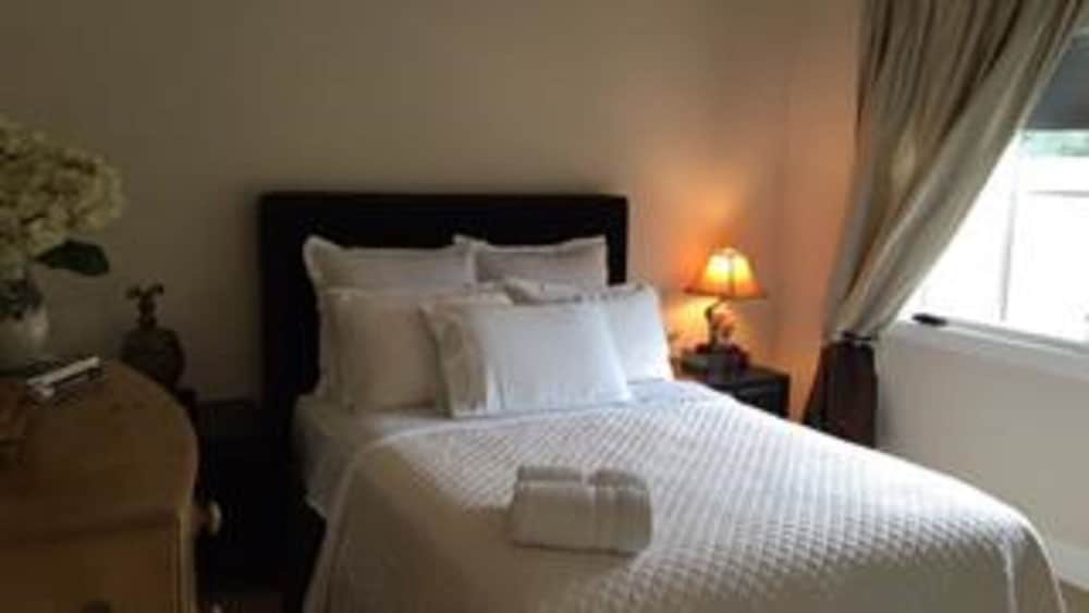 Contemporary Home Minutes From Downtown Napa! - Napa, CA