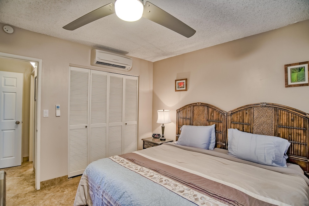 Top Floor Unit ~ Endless Ocean Views - Maui, HI