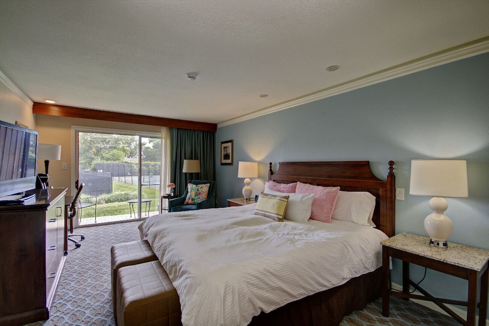 Luxurious 3 Bedroom Condo Sleeps 8! - Yorktown, VA