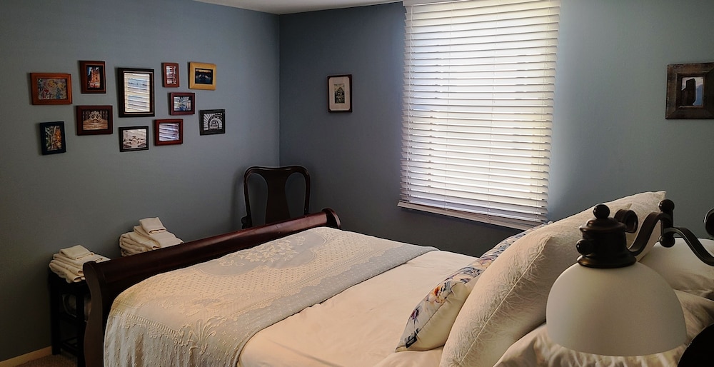 Cozy Comfy Clean 420 Compliant Free Parking Quiet Neighborhood A Guest Favorite! - Chicago O'Hare Airport (ORD)