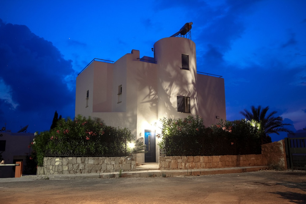 New! Luxury 8 Bed Villa With Magnificent Roof Terrace, 100m From The Sea. - Пафос
