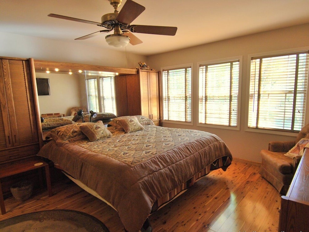 Nc Cabin Creekside: Stunning Creek Views, Sleeps 7 5 Stars - Dillard, GA