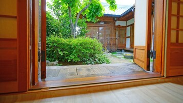 Quarto (Goodeul) | Vista para o jardim