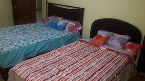 Quarto família, várias camas | Vista do quarto