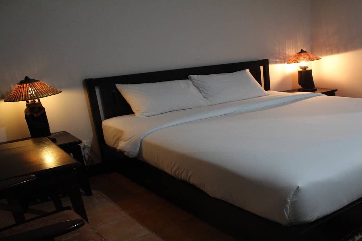 Standard Double Room | Cofre no quarto, secretária, cortinas/cortinados opacos