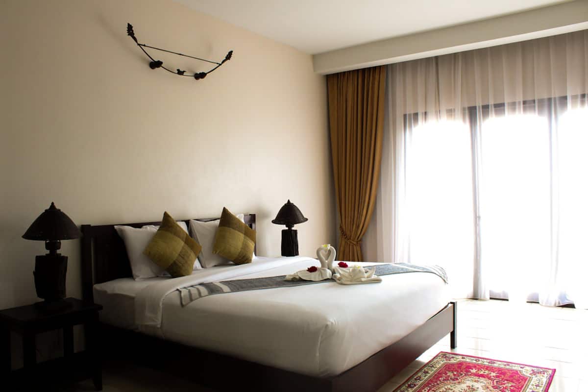 Deluxe Double Room | Cofre no quarto, secretária, cortinas/cortinados opacos