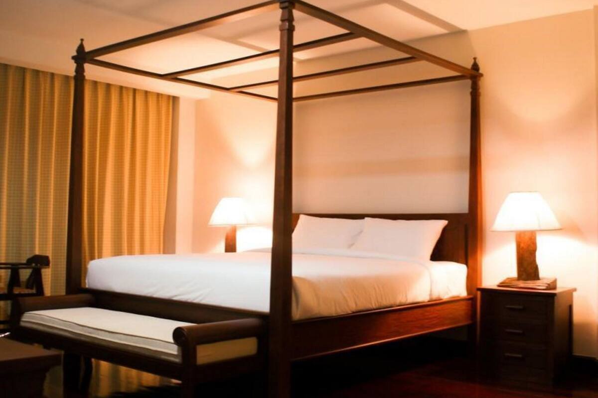 Luxury Suite | Cofre no quarto, secretária, cortinas/cortinados opacos