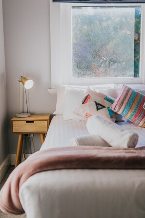 Quarto casal clássico, 1 cama Queen, banheiro compartilhado | Cortinas blackout, Wi-Fi de cortesia, roupa de cama