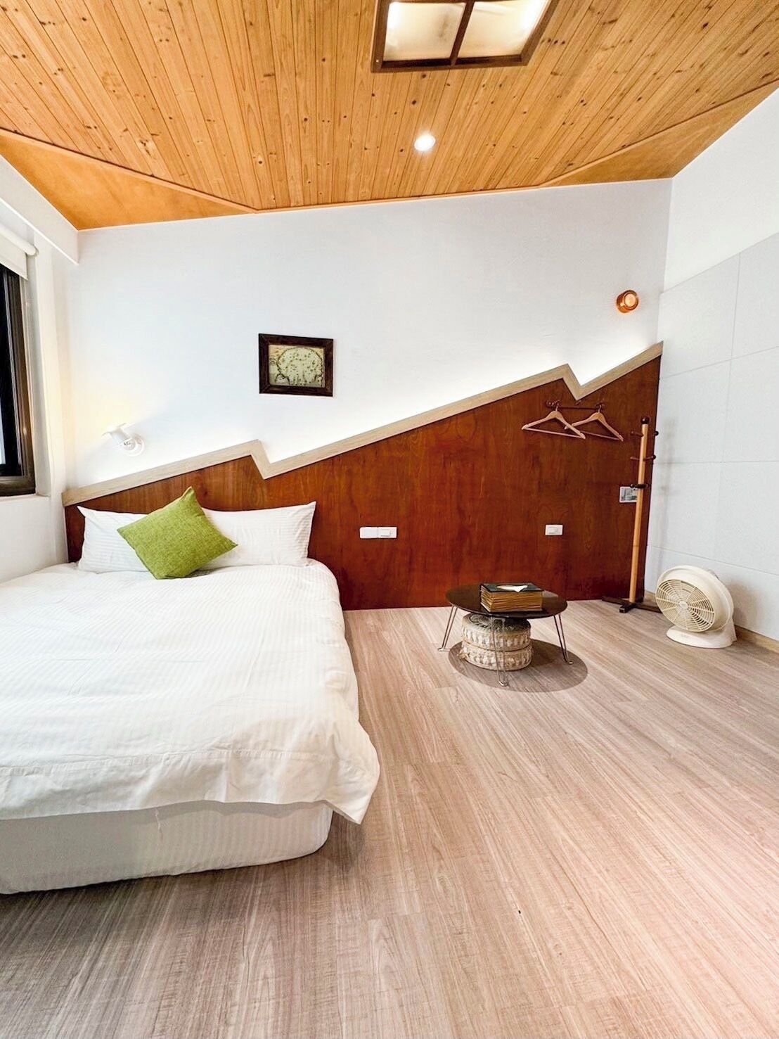 Quarto casal standard (B) | Individualmente decorados, individualmente mobiliados, escrivaninha