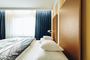 Quarto casal luxo | Roupas de cama premium, escrivaninha, quartos à prova de som