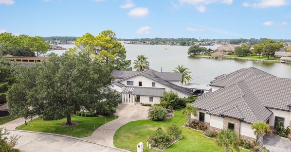 Unobstructed open water lake house for fun, family & friends ...