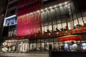 Fachada da propriedade à noite