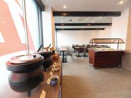 Pequeno-almoço tipo buffet diário (1500 JPY por pessoa) 