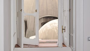 Porta de entrada para um quarto com vista para uma grande estrutura em forma de cúpula.