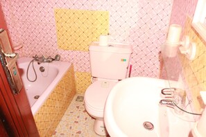 Quarto Royal | Casa de banho | Um polibã, um chuveiro fixo, artigos de higiene pessoal grátis 