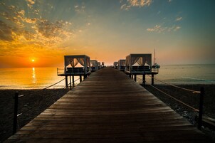 Terraço com espreguiçadeiras