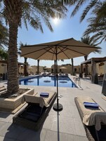 2 piscinas exteriores, guarda-sóis, espreguiçadeiras 