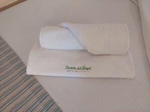 Chuveiro, produtos de toalete grátis, toalhas de banho, sabonete