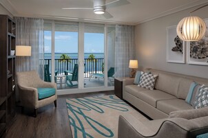 Suite, 1 quarto, vista para o oceano (Spacious | King) | Cofre no quarto, com decoração personalizada 