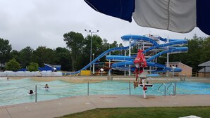 Um parque aquático com vários toboáguas e uma área de piscina.