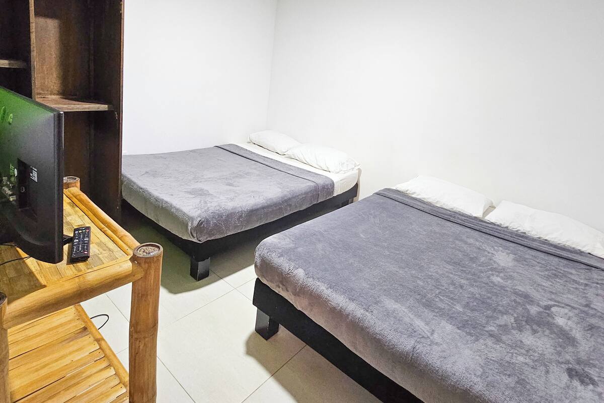Quarto Quádruplo Básico | Roupa de alta qualidade, quartos insonorizados, Wi-fi grátis