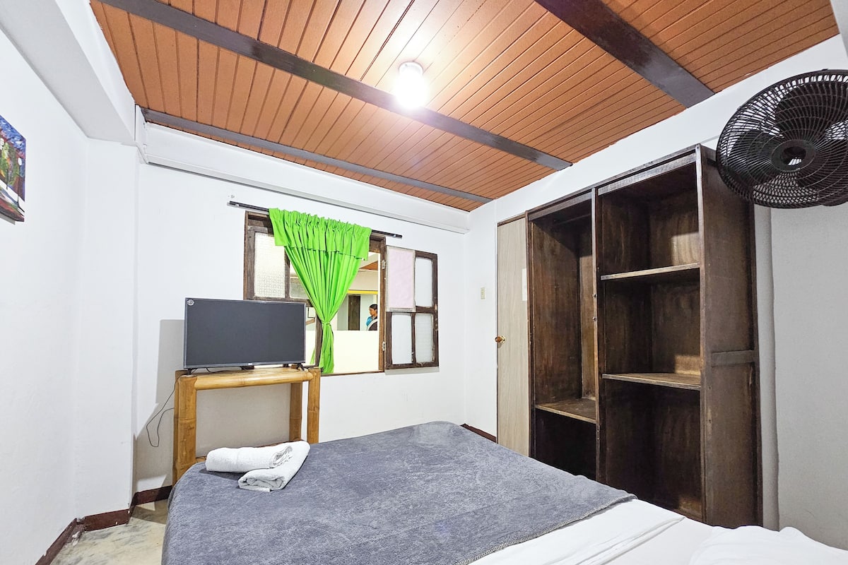 Quarto Duplo Básico | Roupa de alta qualidade, quartos insonorizados, Wi-fi grátis