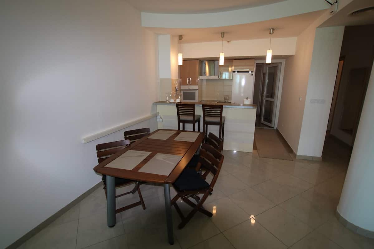 Apartamento Superior, 2 quartos, terraço, vista para o mar | Secretária, Wi-fi grátis, roupa de cama fornecida 