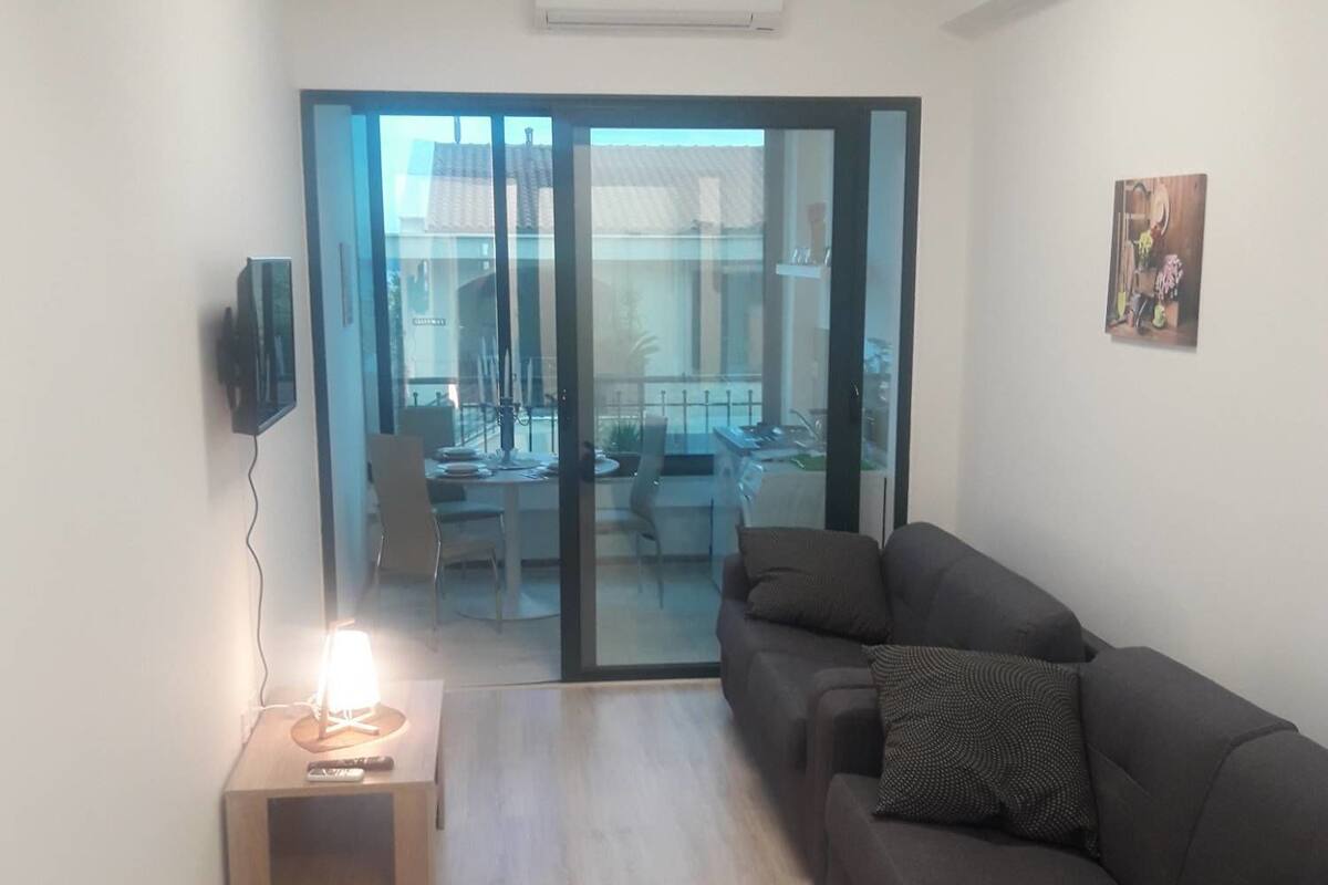 Estúdio, varanda, vista para o mar | Sala | TV de ecrã plano 