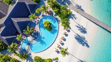2 piscinas exteriores, guarda-sóis, espreguiçadeiras