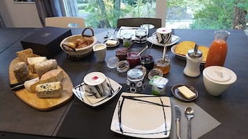 Café da manhã com pratos da culinária local grátis todos os dias