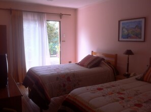Quarto Duplo, 2 camas individuais, casa de banho privativa | Cofre no quarto, secretária, Wi-fi grátis, roupa de cama fornecida