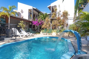 Piscina externa, espreguiçadeiras