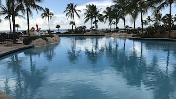 2 piscinas externas, guarda-sóis, espreguiçadeiras