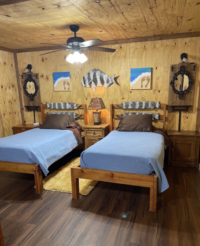 The Bungalow-delightful Getaway With Ice Machine, Stocked Pond, And Awesome Deck - Port O'Connor, TX