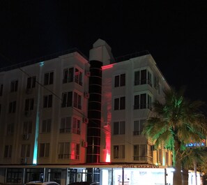 Fachada da propriedade à noite