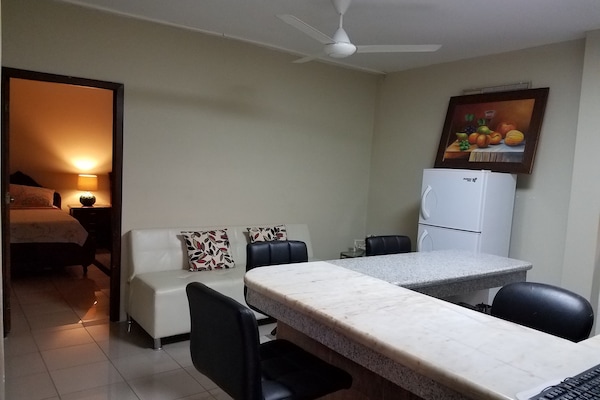Suíte família | Cozinha privada | Cafeteira/chaleira, torradeira, mixer de alimentos, produtos de limpeza