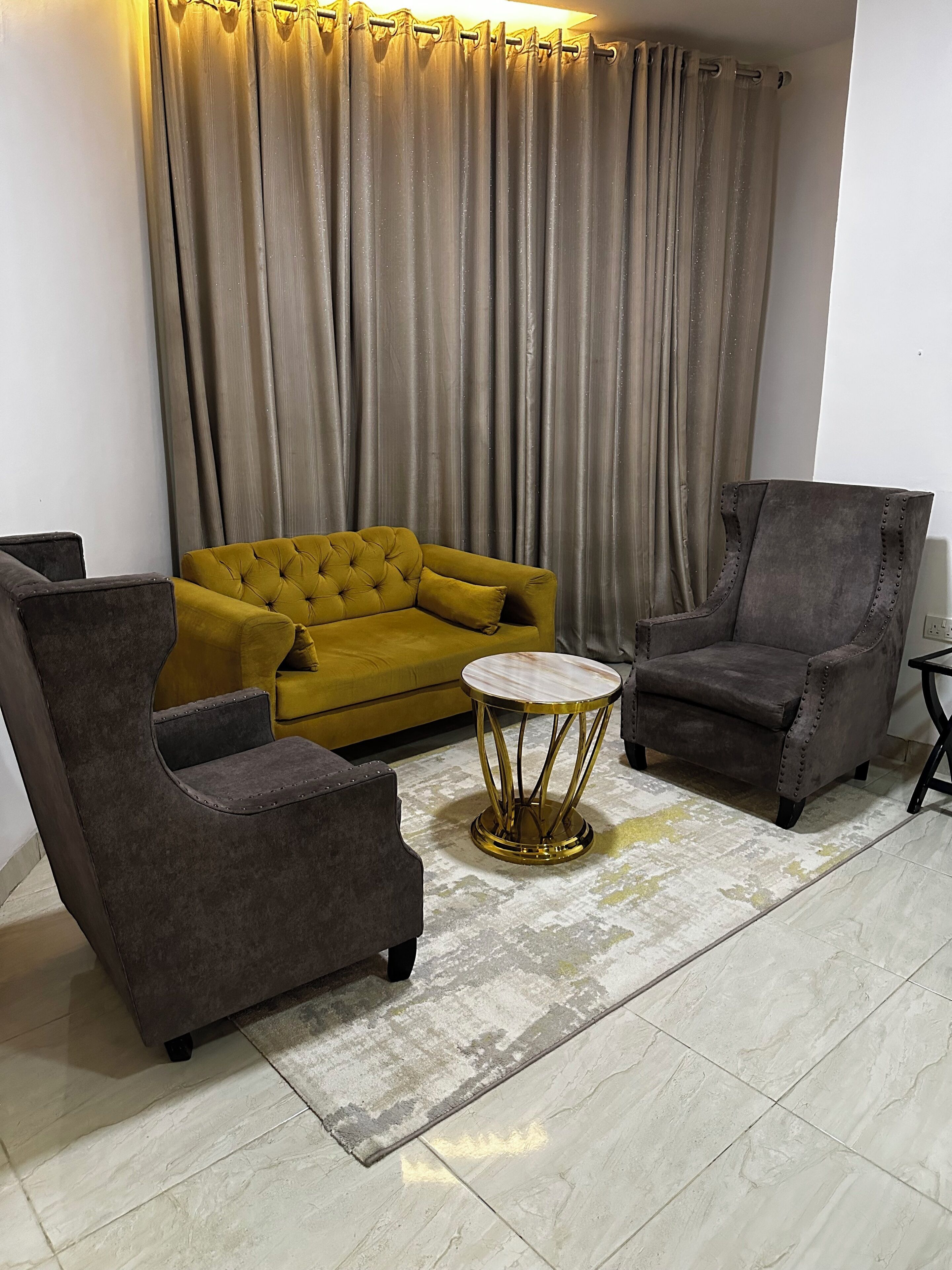 Quarto Superior | Sala de estar | Televisor de ecrã plano de 43 polegadas com canais por cabo, televisor 