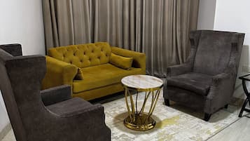 Quarto Superior | Sala de estar | Televisor de ecrã plano de 43 polegadas com canais por cabo, televisor
