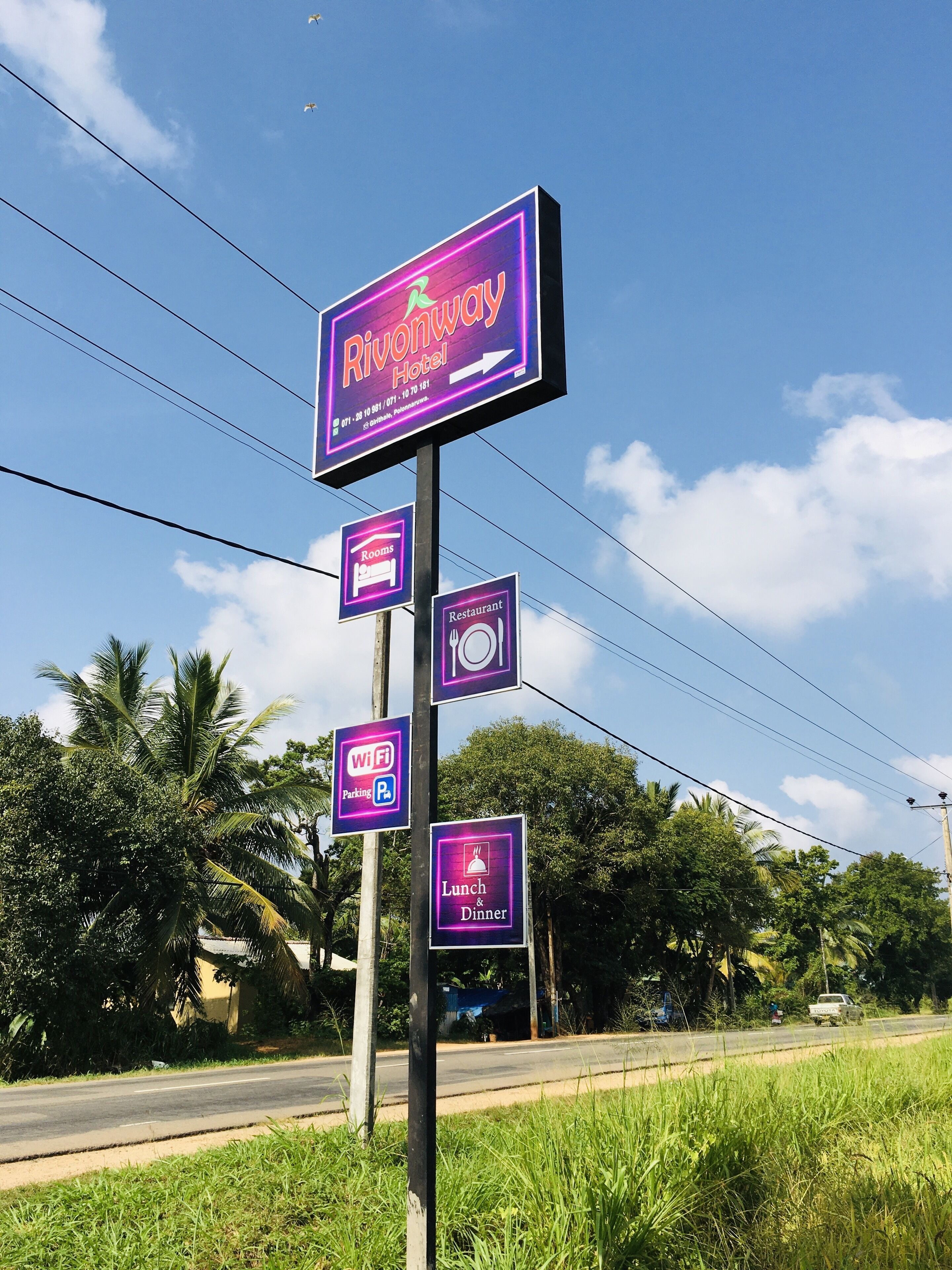 Placa do Rivonway Hotel com comodidades como Wi-Fi, estacionamento e restaurante.