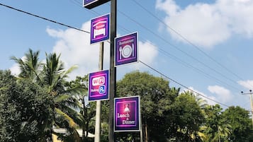 Placa do Rivonway Hotel com comodidades como Wi-Fi, estacionamento e restaurante.
