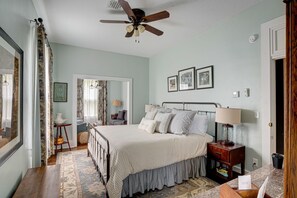 Quarto clássico, 1 cama King, vista para o jardim | 1 quarto, roupas de cama premium, escrivaninha, Wi-Fi de cortesia