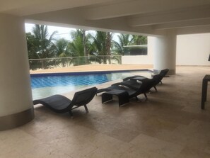 Apartamento Comfort, 2 quartos, varanda | Sala de estar | Televisor de ecrã plano de 43 polegadas com canais por cabo, televisor 