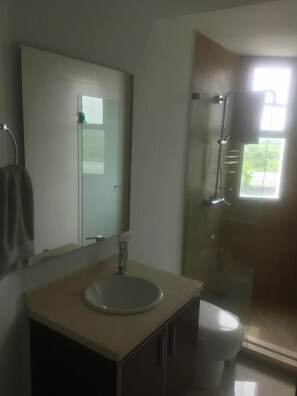 Apartamento Comfort, 2 quartos, varanda | Casa de banho | Um polibã, toalhas fornecidas 