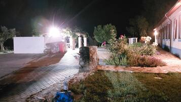 Fachada do alojamento (tarde/noite)