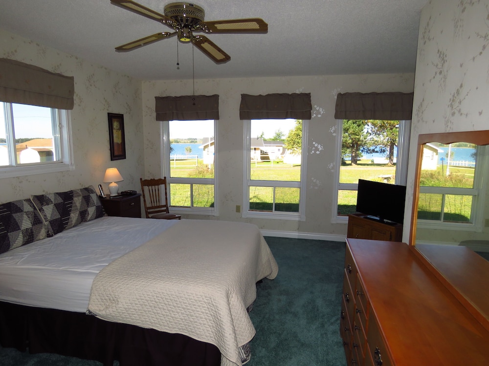 Grandview Beach Cottage, 3 Brm , 2 Baths, 10km From S'side, Kayaks. - Summerside