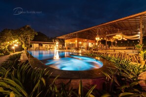 Piscina exterior, espreguiçadeiras 