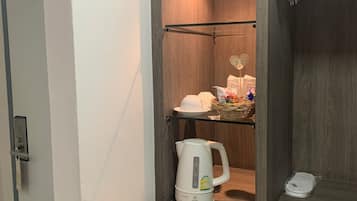 Quarto superior | Individualmente decorados, individualmente mobiliados, escrivaninha