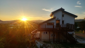 Fachada do alojamento (tarde/noite)