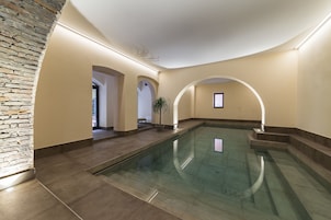 Piscina interior, espreguiçadeiras